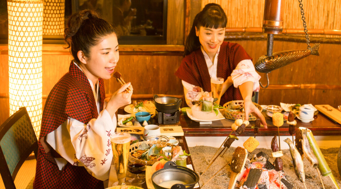 囲炉裏テーブルの夕食 - 湯西川温泉 本家伴久